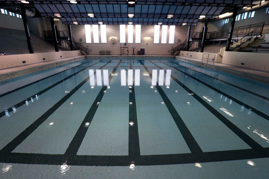 Kinsmen Sherbrook Pool (chairlift) - Wheelchair Adventures Manitoba